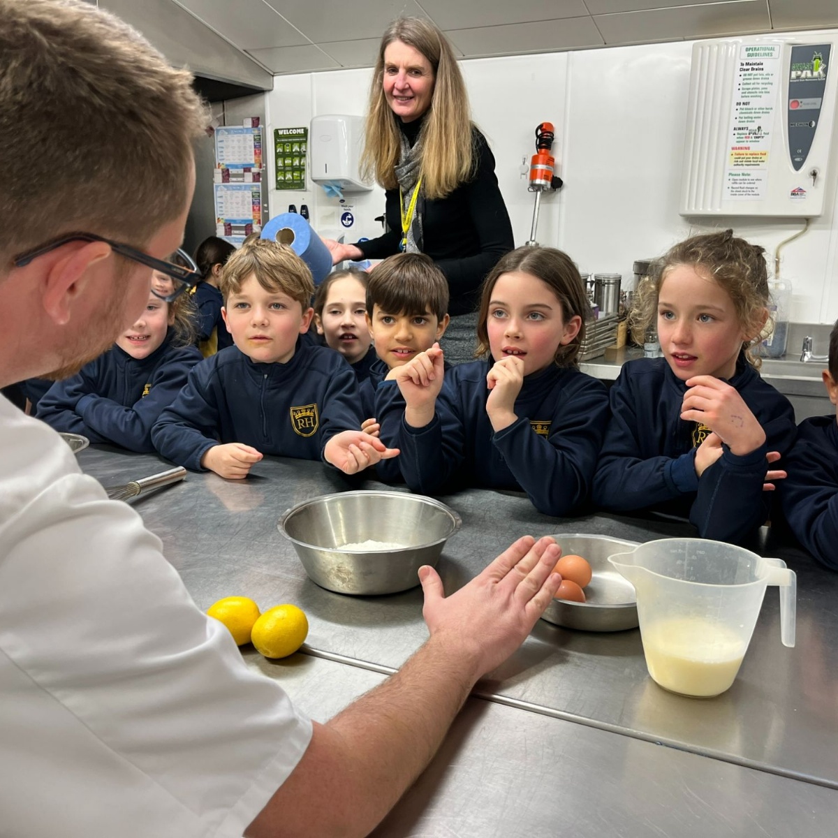 Rupert House School - Les crêpes dans la cuisine
